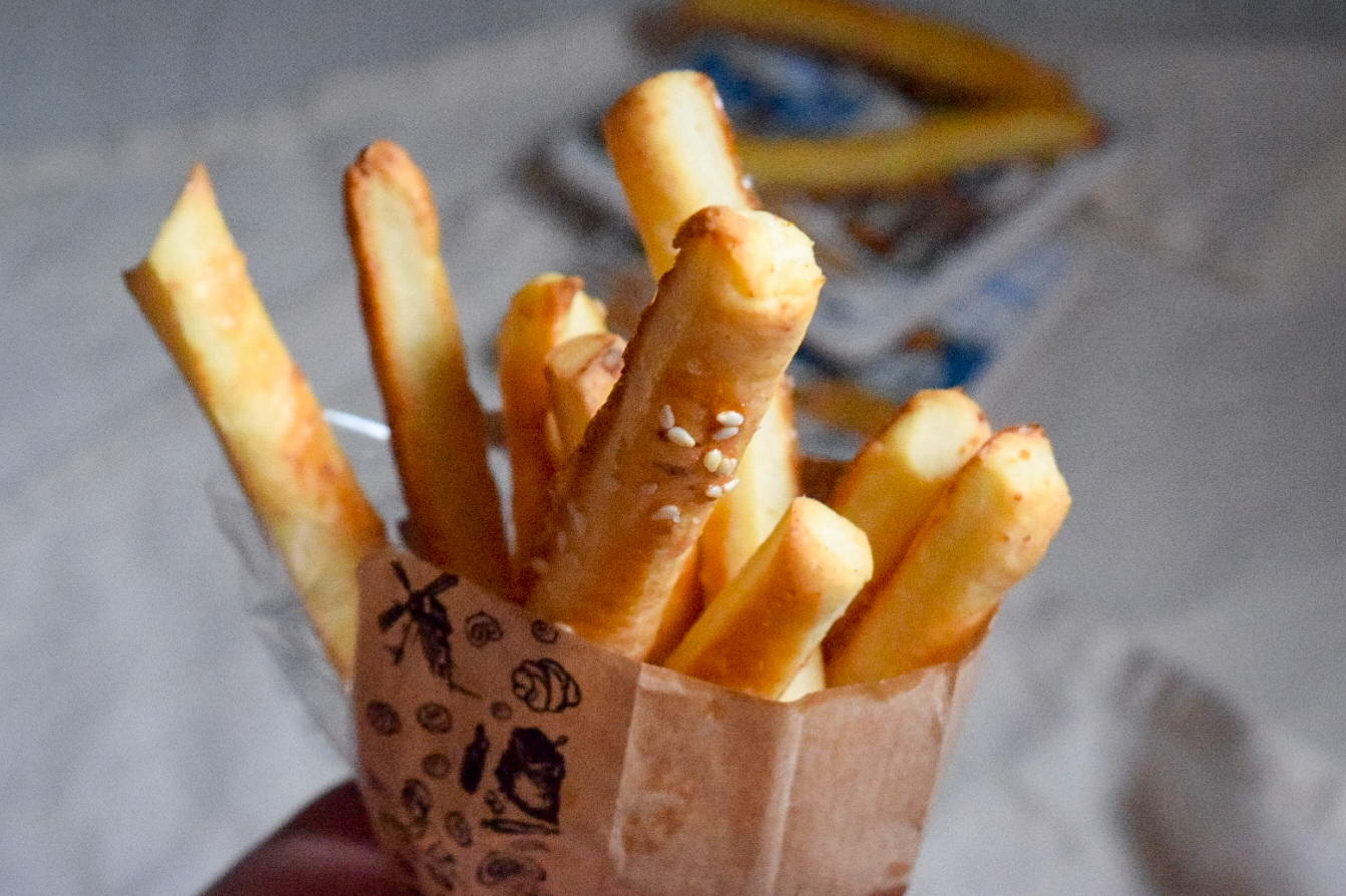 Соленые творожные палочки с кунжутом - СделаемВкусно.ру