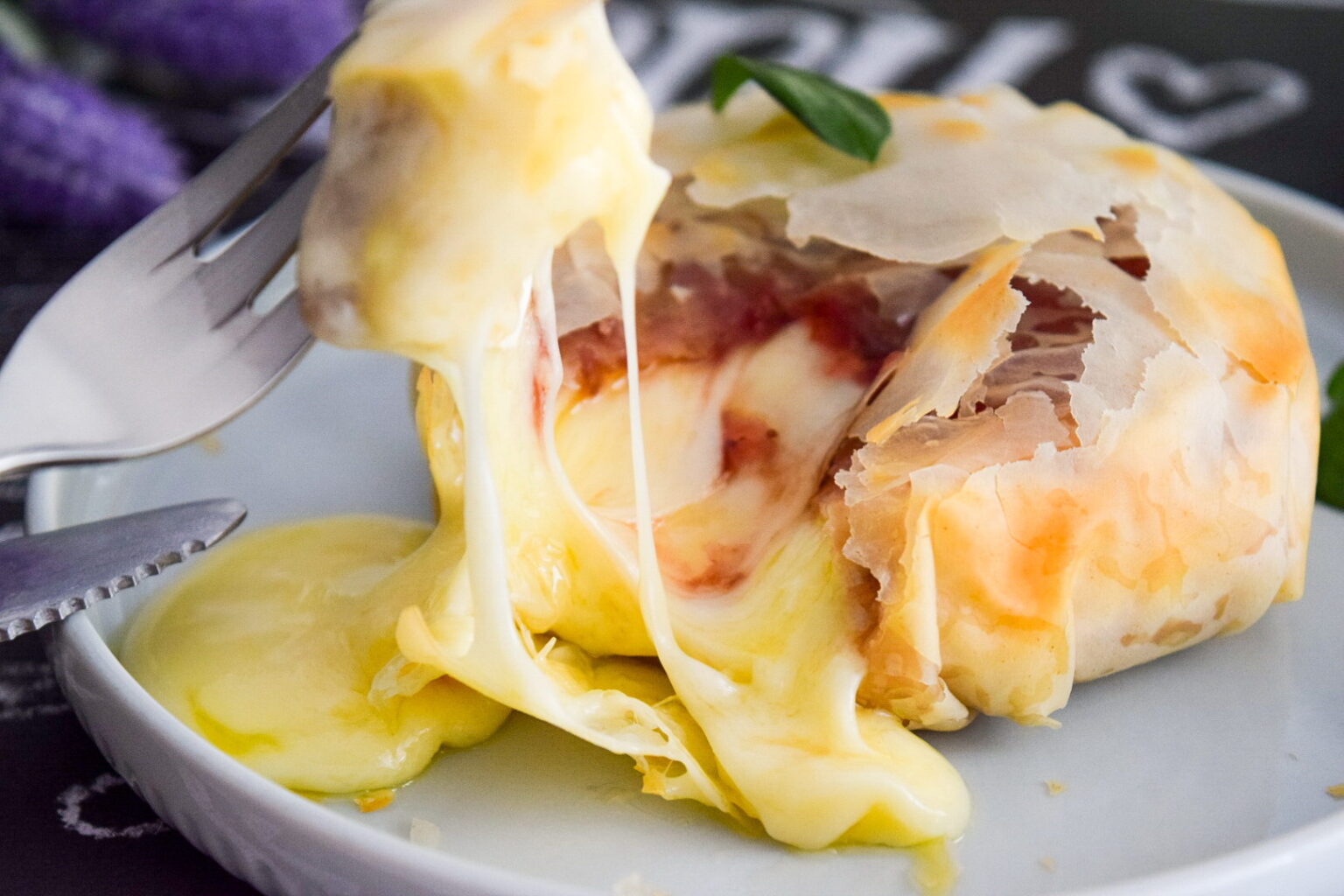 Запеченный сыр камамбер с клубничным джемом - СделаемВкусно.ру