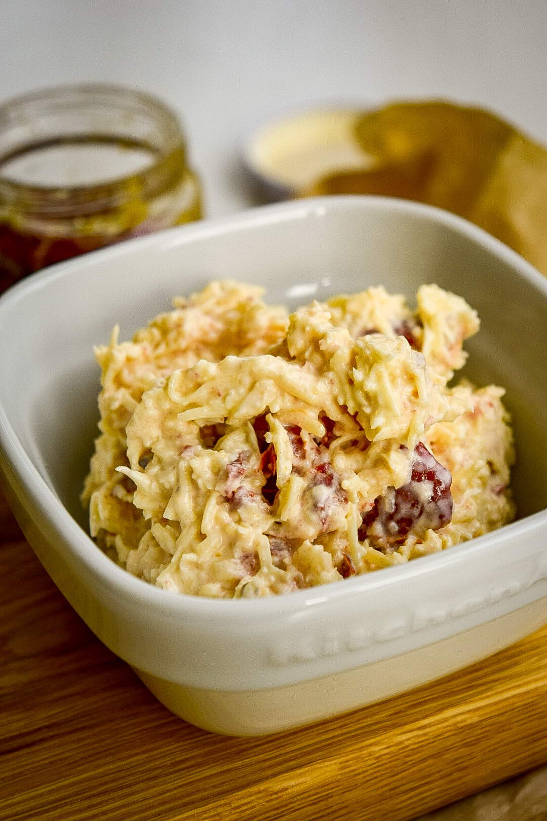 Салат с сыром, чесноком и вялеными томатами — новый вкус старого ...